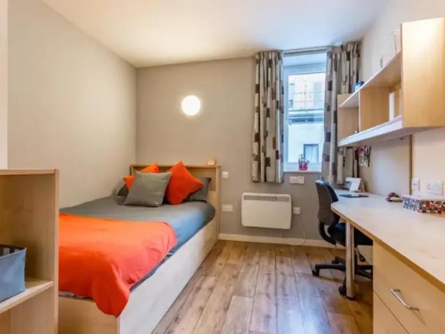 1 Bedroom Shared Living/roommate Wolverhampton Wolverhampton LS99500213