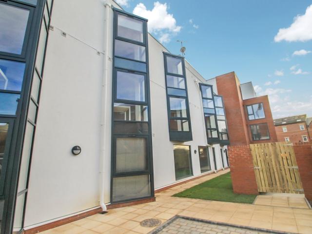 1 bedroom studio apartment to rent