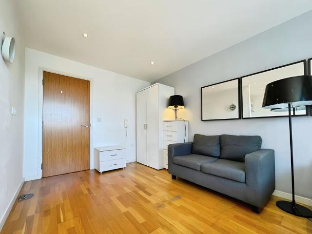 1 bedroom studio apartment to rent