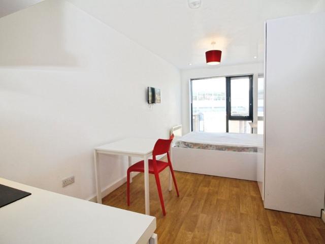 1 bedroom studio apartment to rent