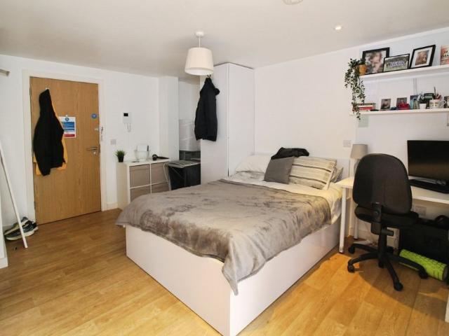 1 bedroom studio apartment to rent