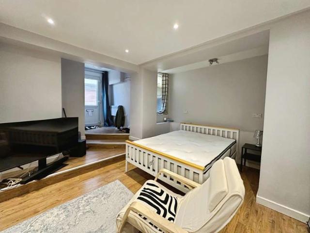 1 Bedroom Studio Flat