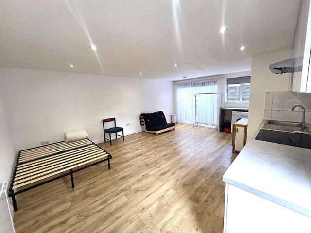 1 Bedroom Studio Flat