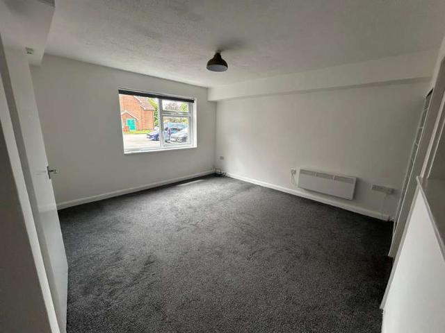 1 Bedroom Studio Flat