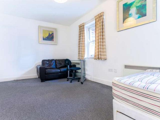 1 Bedroom Studio Flat