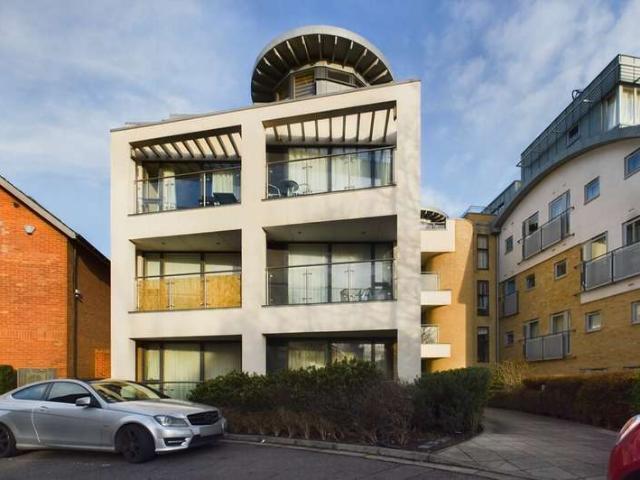 1 Bedroom Studio Flat