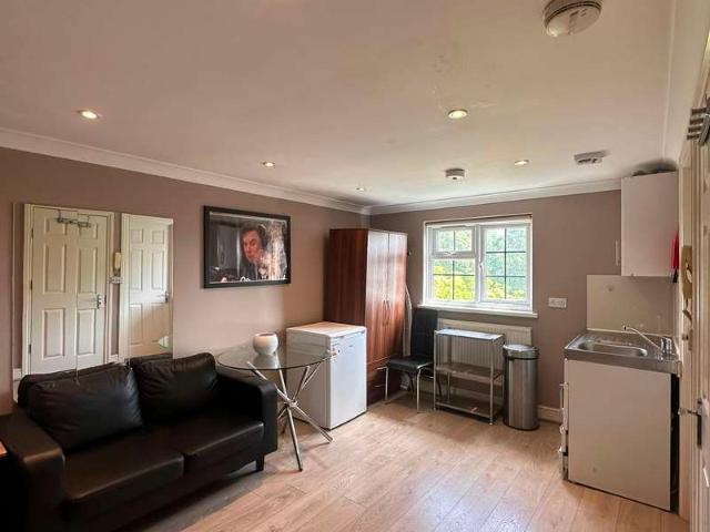 1 Bedroom Studio Flat
