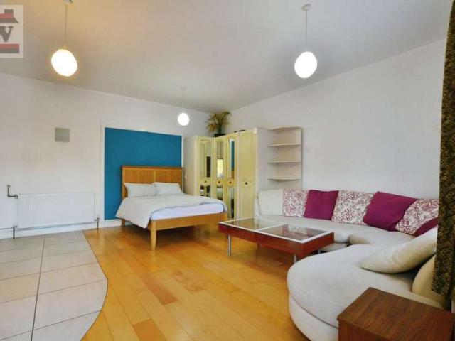 1 Bedroom Studio Flat