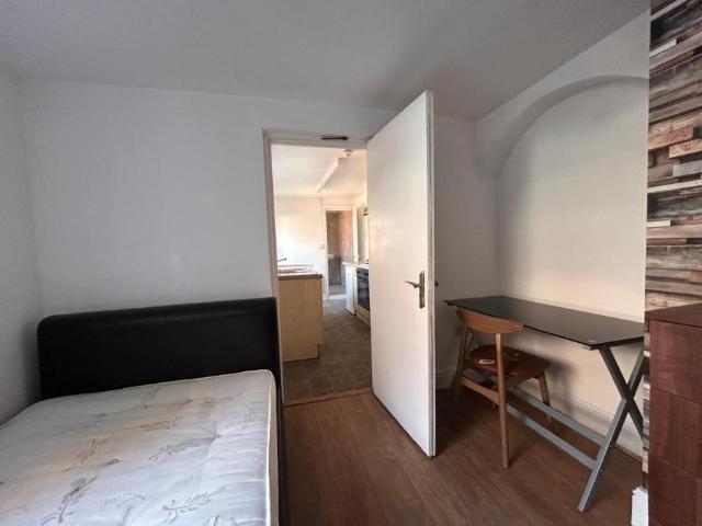 1 bedroom Studio flat To Let