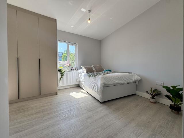 1 bedroom studio flat/apartment To Let in Willesden