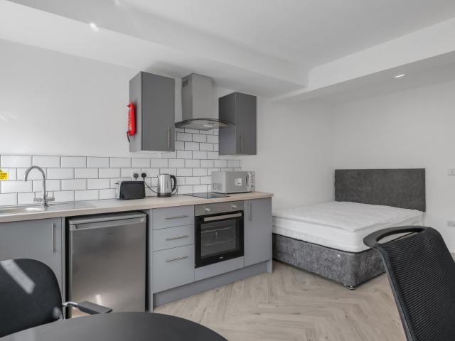 1 bedroom studio property to rent