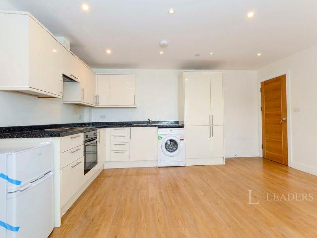 1 bedroom studio to rent High Street North, Dunstable, LU6