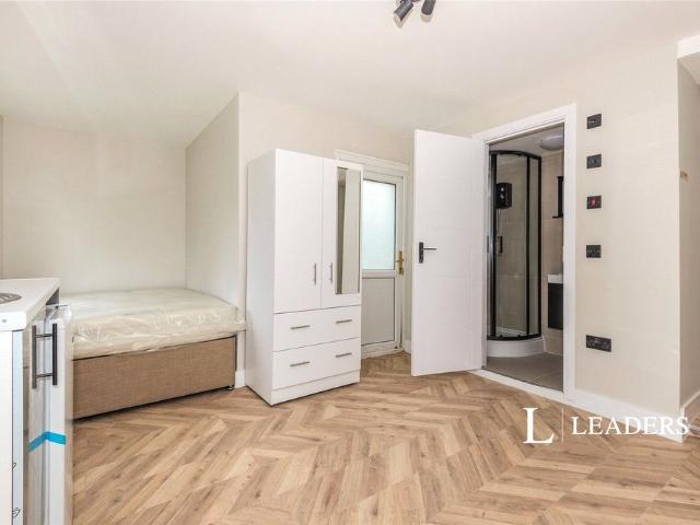 1 bedroom studio to rent Sherwood Crescent, Reigate, Surrey, RH2