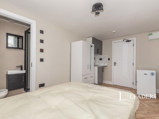1 bedroom studio to rent Sherwood Crescent, Reigate, Surrey, RH2