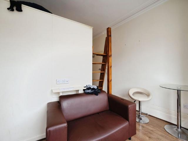 1 bedroom studio to rent Victoria Road North, Southsea, Hampshire, PO5
