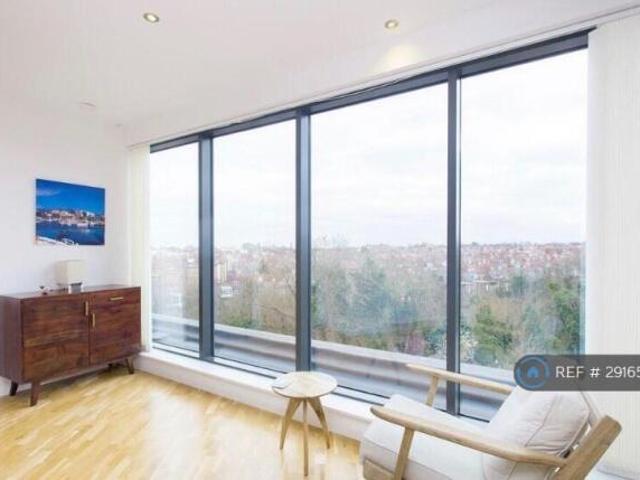 1 bedroom penthouse for rent in Leigham Court Road, London, SW16