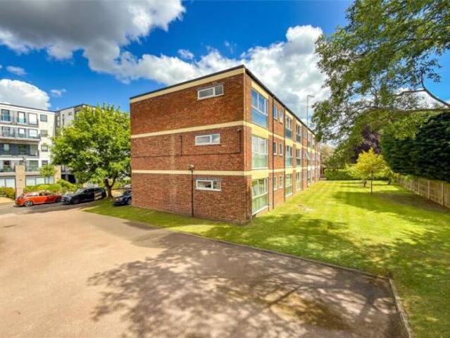 1 bedroom penthouse for sale in Old London Road, St. Albans, Hertfordshire, AL1