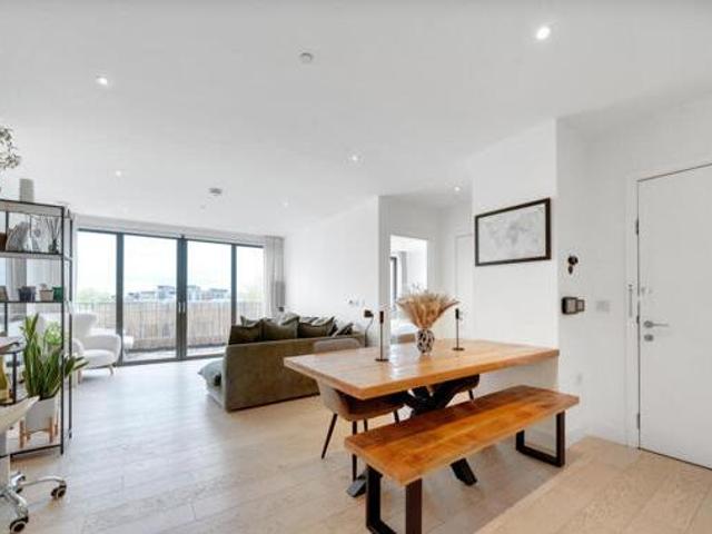 1 Bedroom Penthouse For Sale In Battersea, London