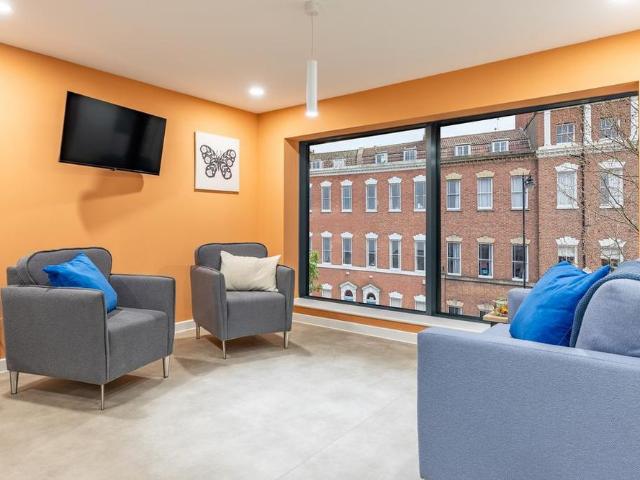 1 bedroom private hall to rent