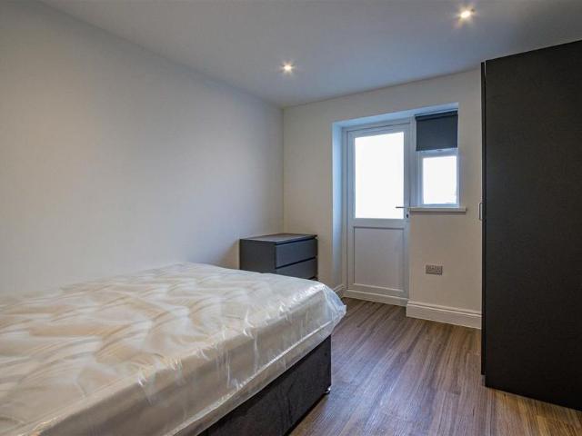 1 bedroom private hall to rent