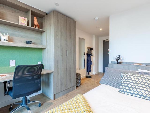 1 bedroom private hall to rent