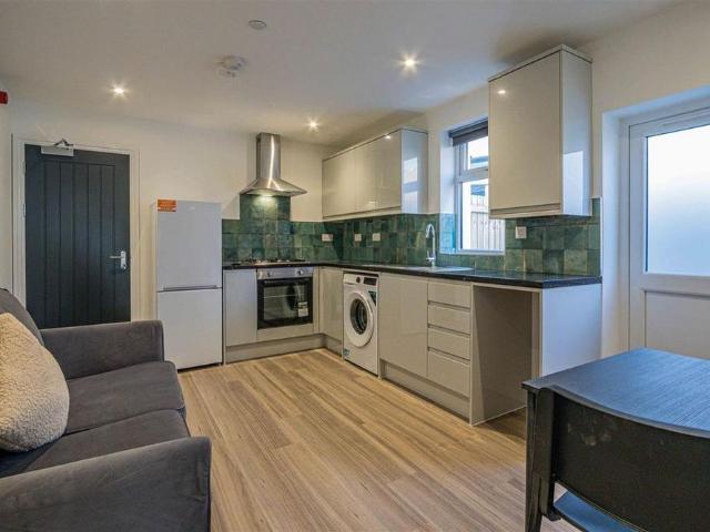 1 bedroom private hall to rent