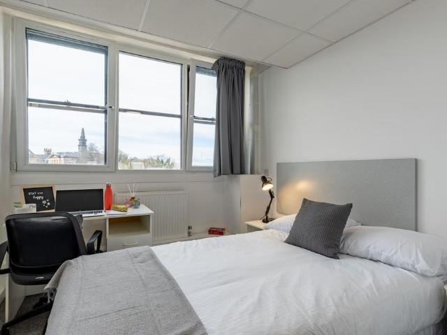 1 bedroom private hall to rent