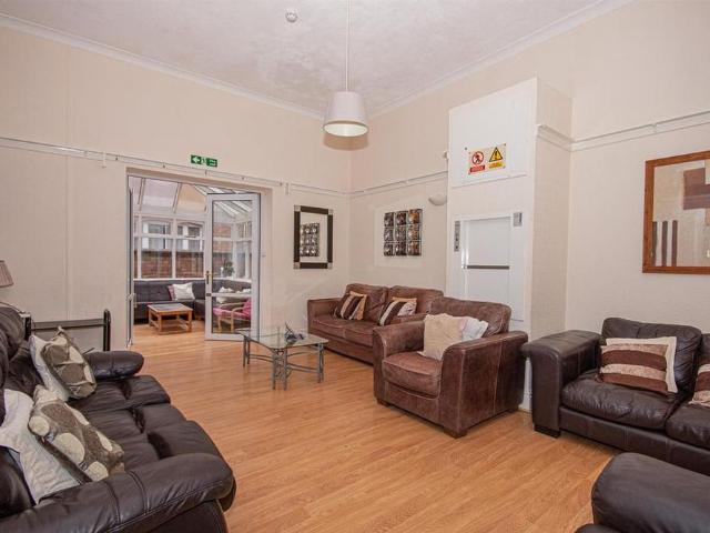 1 bedroom private hall to rent