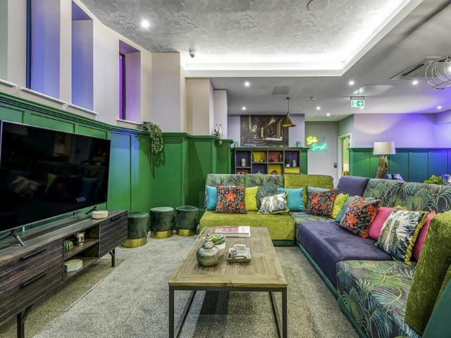 1 bedroom private hall to rent
