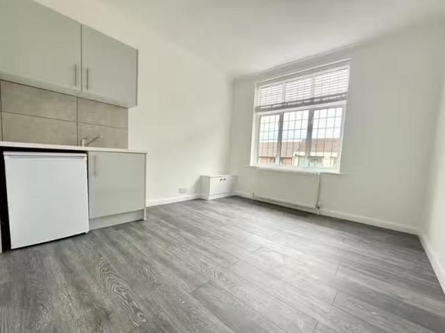 1 bedroom property for rent in 11A Studio 2, Petts Wood, Londo.