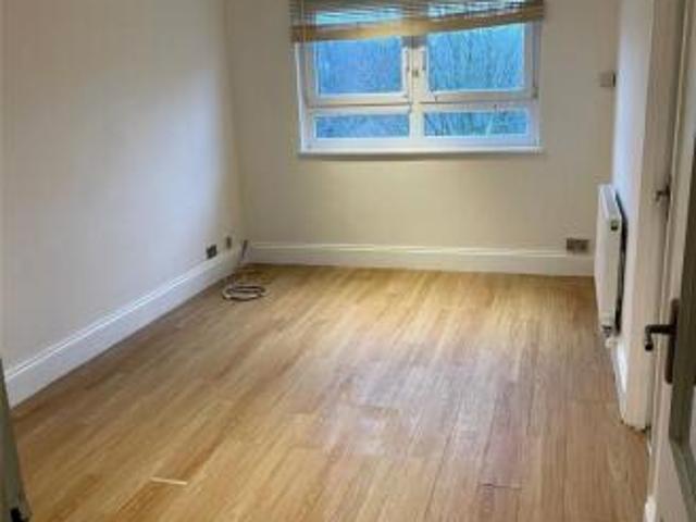 1 bedroom flat for rent in Holden Road, Four Acres, N12