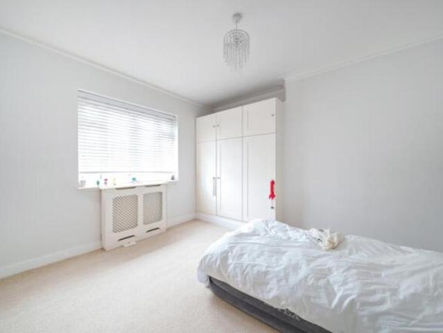 1 bedroom property for rent in Watchfield Court, Sutton Court Road, London, W4