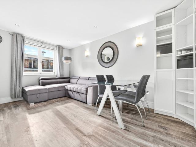 1 bedroom property in Colefax Building, 23 Plumbers Row, London, E1 £2,500 pcm | Chestertons