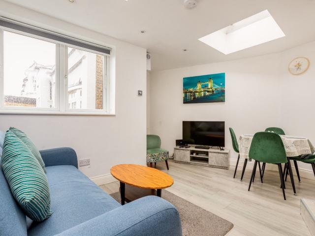 1 bedroom property in Cavendish Road, London, SW12 £2,250 pcm | Chestertons