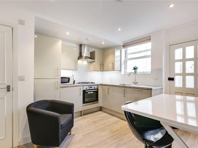 1 bedroom property in Campden Hill Gardens, Kensington, London, W8 £1,950 pcm | Chestertons