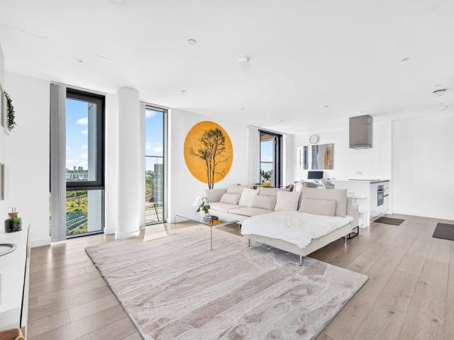 1 bedroom property in Carriage House, 10 City North Place, London, Topham, N4 £2,750 pcm | Chestertons