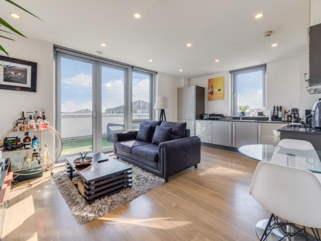 1 bedroom property in Caspian Apartments, 5 Salton Square, London, E14 £2,000 pcm | Chestertons