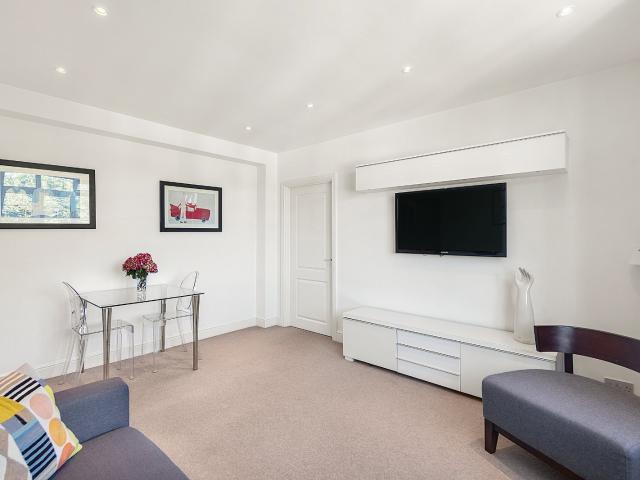 1 bedroom property in Chatsworth Court, Pembroke Road, London, W8 £2,950 pcm | Chestertons
