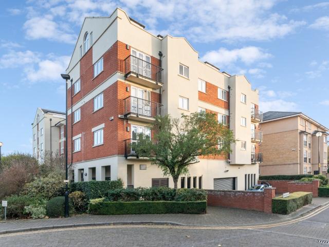 1 bedroom property in Chesterman Court, Corney Reach Way, Chiswick, London, W4 £1,875 pcm | Chestertons