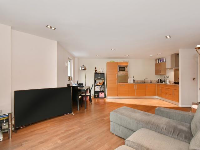 1 bedroom property in City Tower, 3 Limeharbour, London, E14 £2,000 pcm | Chestertons