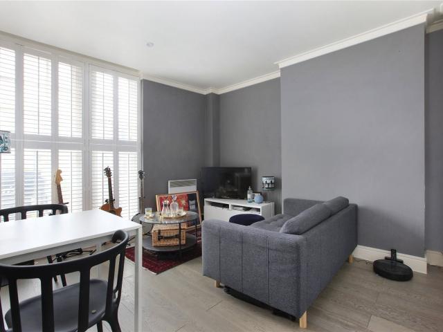 1 bedroom property in Clapham High Street, Clapham, London, SW4 £2,000 pcm | Chestertons