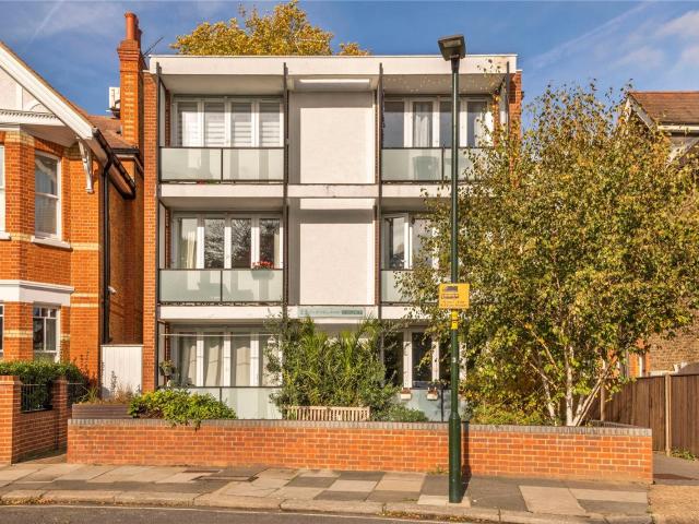 1 bedroom property in Cleveland Court, Spring Grove Road, Richmond, Surrey, TW10 £1,900 pcm | Chestertons