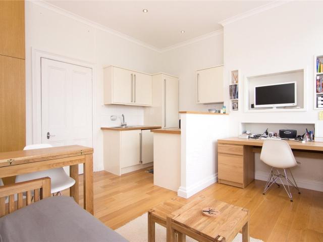 1 bedroom property in Cromwell Road, Earls Court, London, SW5 £2,500 pcm | Chestertons