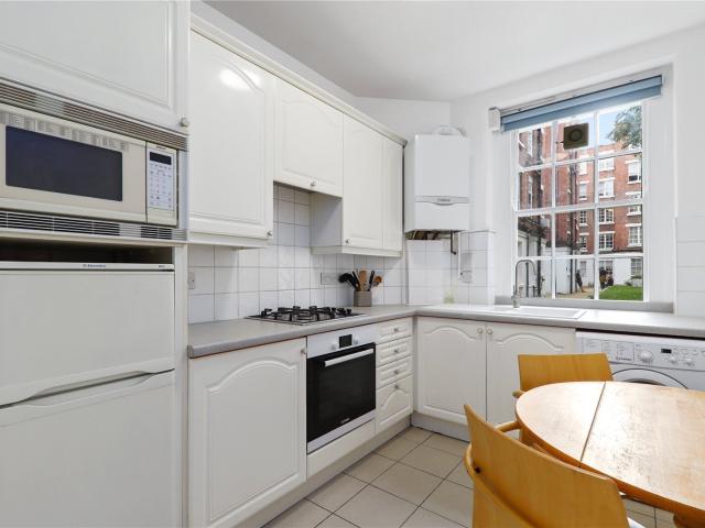 1 bedroom property in Addison House, Grove End Road, St Johns Wood, London, NW8 £2,100 pcm | Chestertons