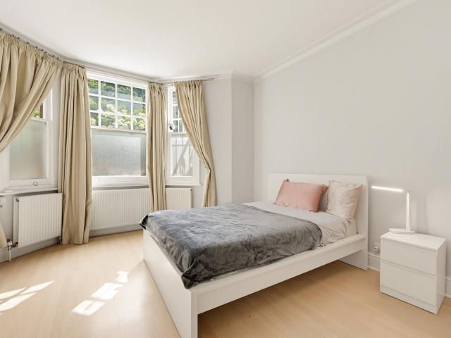1 bedroom property in Albert Bridge Road, Battersea, London, SW11 £2,500 pcm | Chestertons