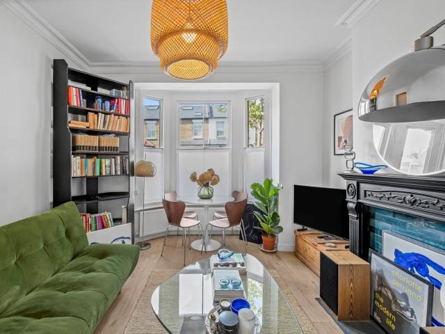 1 bedroom property in Binns Road, London, W4 £2,750 pcm | Chestertons