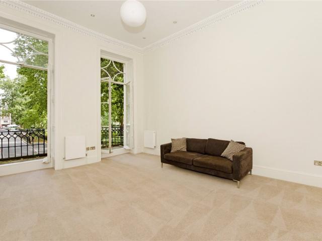 1 bedroom property in Bloomsbury Square, Bloomsbury, London, WC1A £3,141 pcm | Chestertons