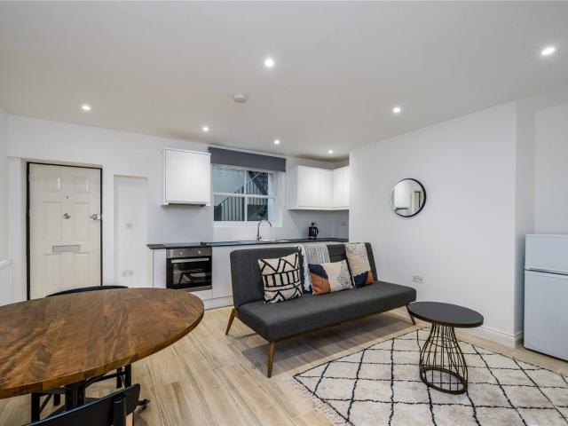 1 bedroom property in Blomfield Villas, London, W2 £2,000 pcm | Chestertons