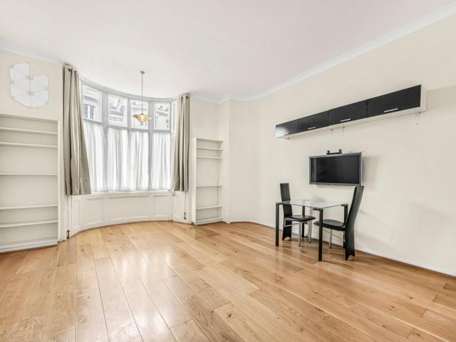 1 bedroom property in Gloucester Terrace, London, W2 £2,500 pcm | Chestertons