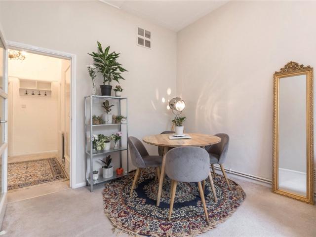 1 bedroom property in Gloucester Gardens, London, W2 £2,600 pcm | Chestertons